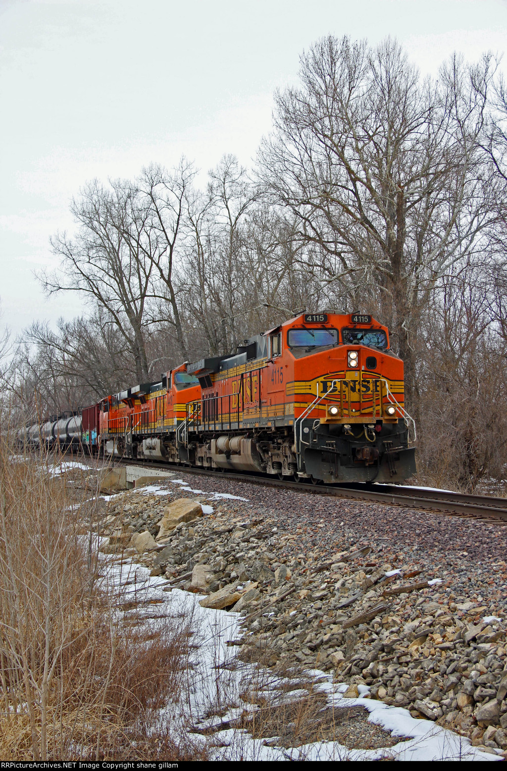 BNSF 4115 Holds the main.